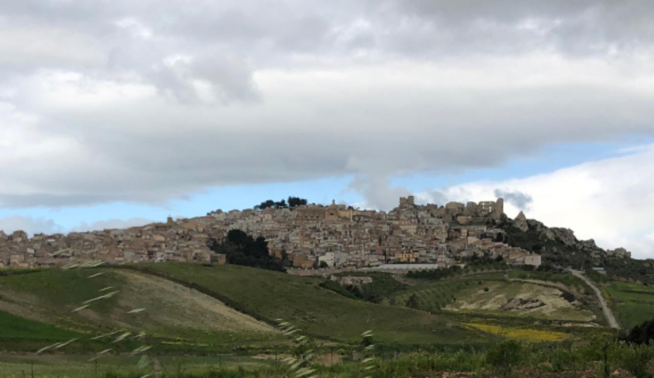 Nella rupe di pietre forate si erge il TESORO DI SICILIA | A Enna lo ...